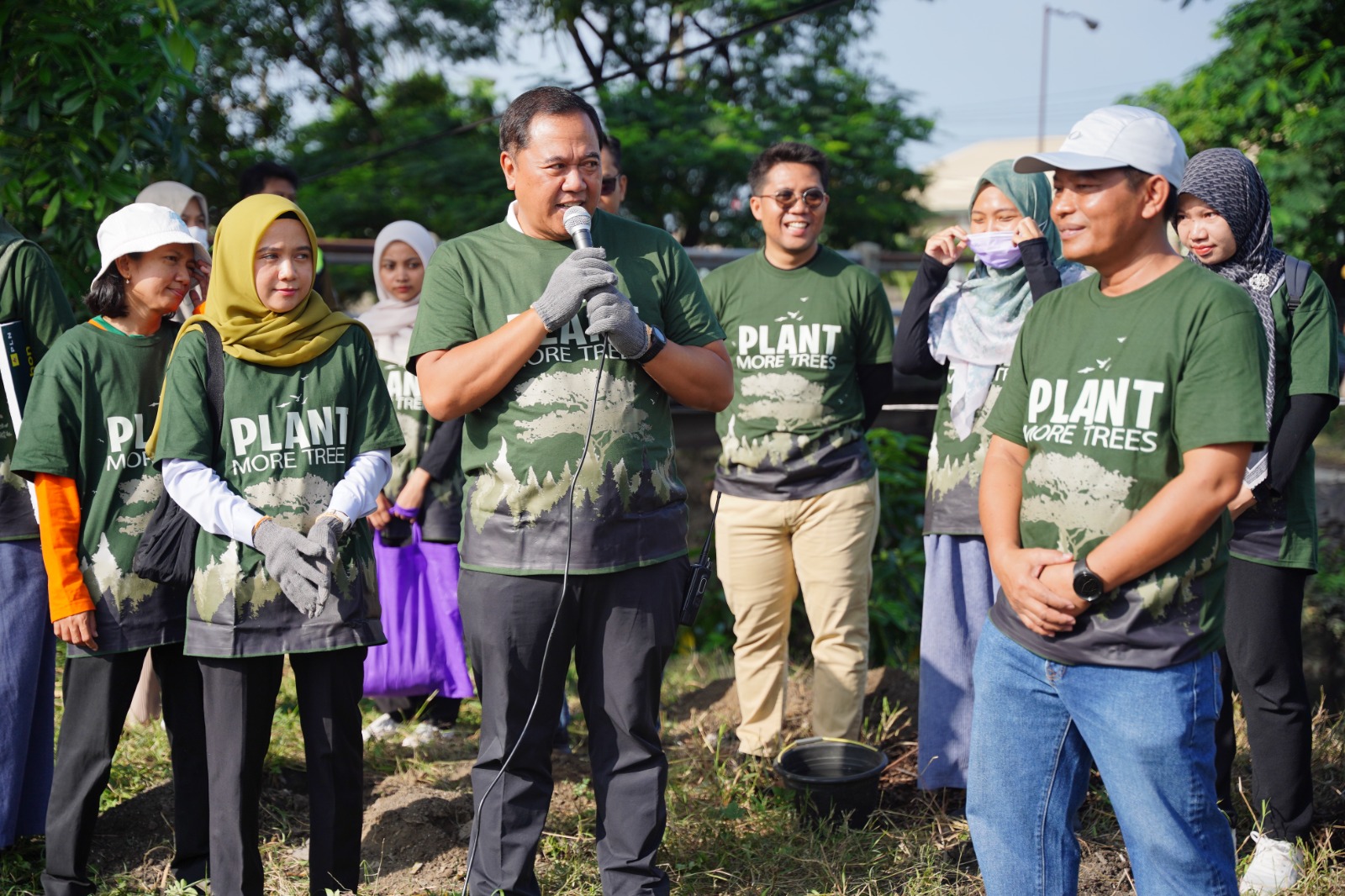 “Plant More Trees” Program PLN dan DLH Surabaya Dukung Pemerintah ...