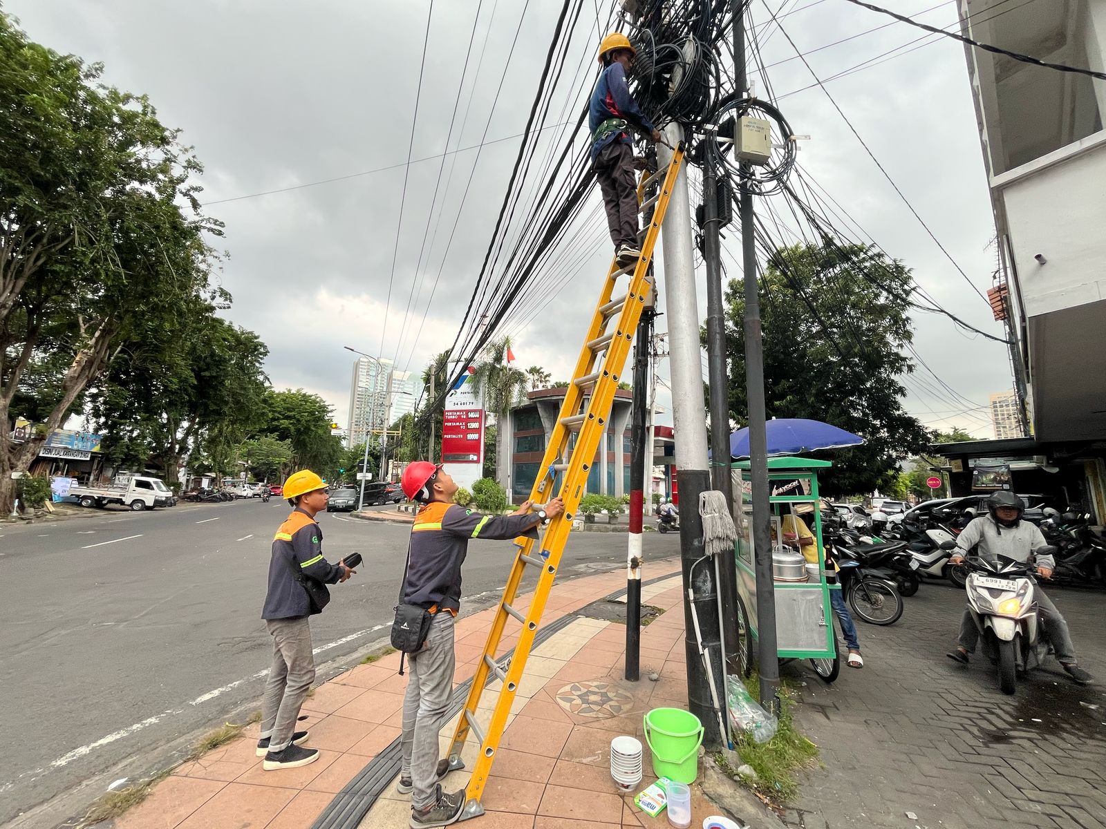 Sinergi PLN Icon Plus dan Pemkot Surabaya Tertibkan Kabel Optik Ilegal ...