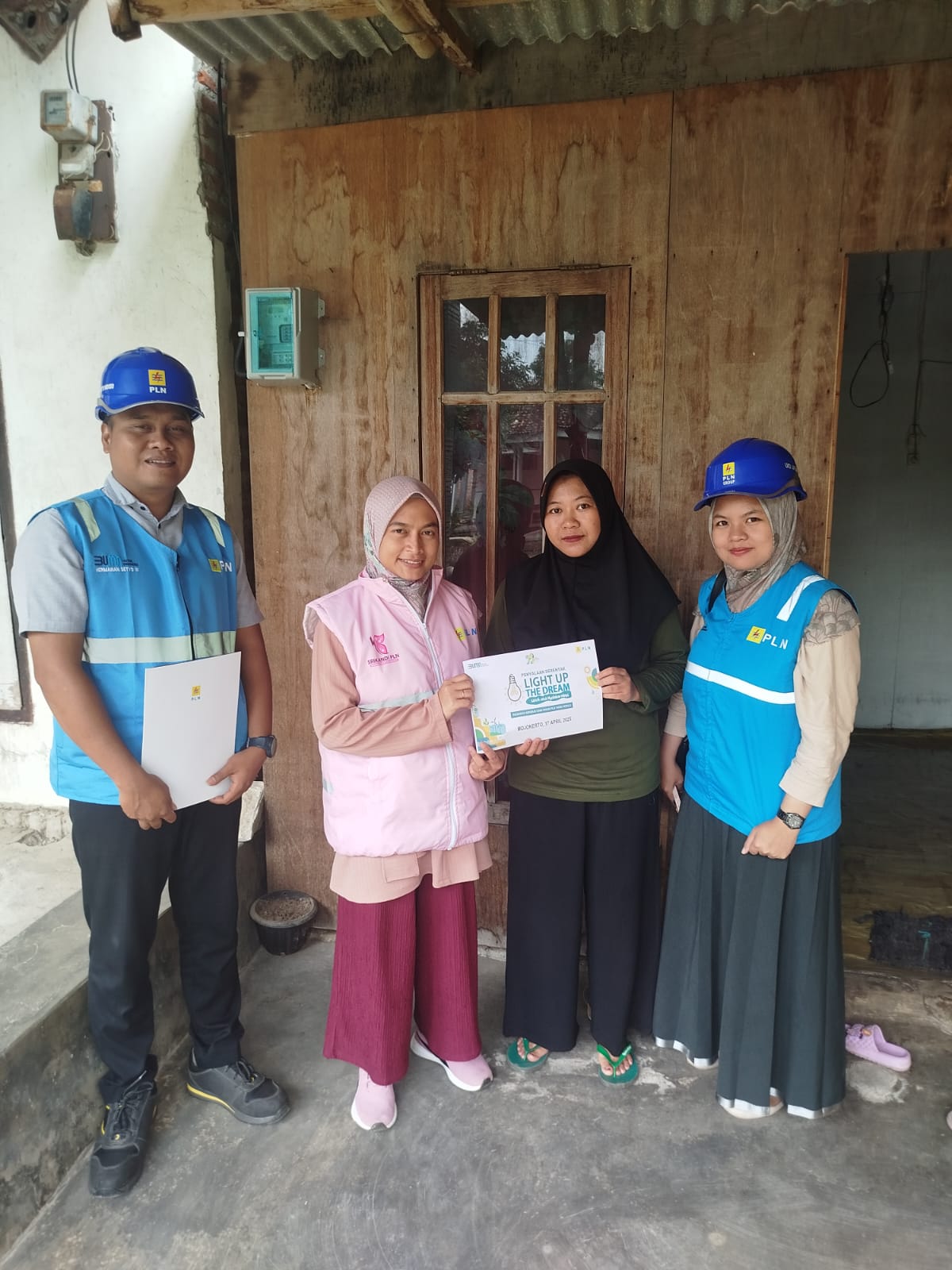 Terangi Masyarakat, PLN UP3 Mojokerto Salurkan Bantuan Listrik Gratis ...